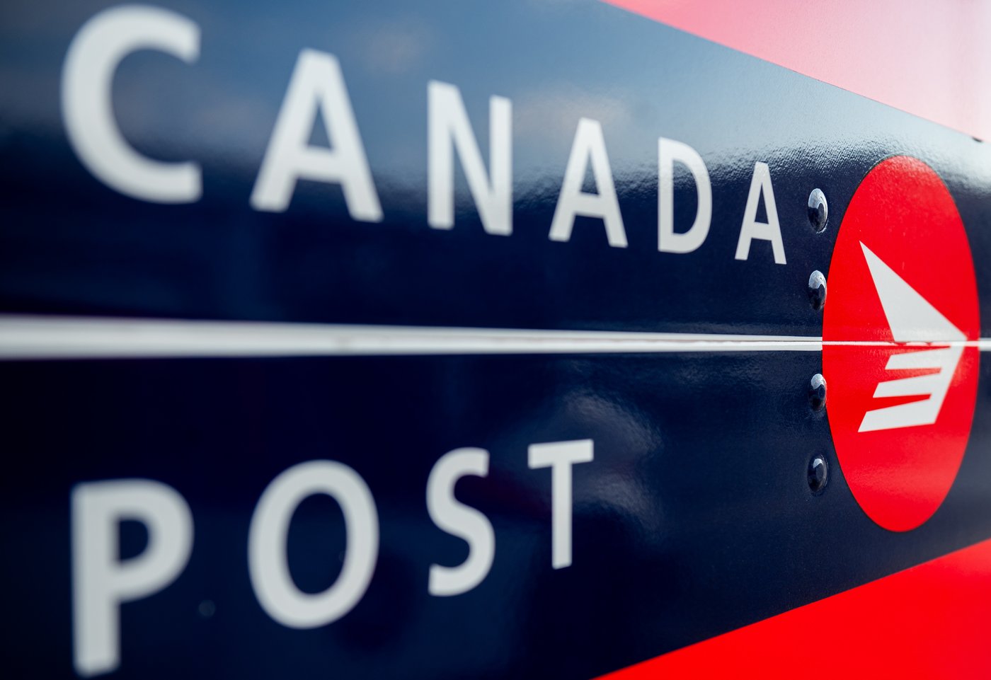 Postal workers halt flyer delivery to pressure Canada Post in contract ...