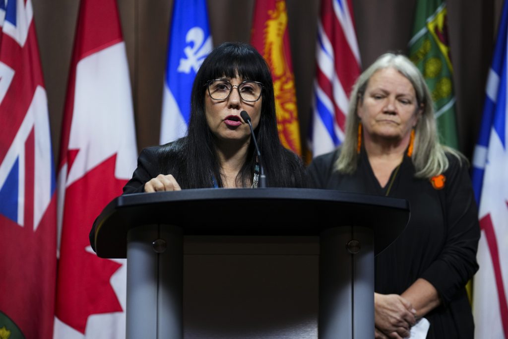 Jonathan Toews suits up for Jets' season-opener, debut with hometown team