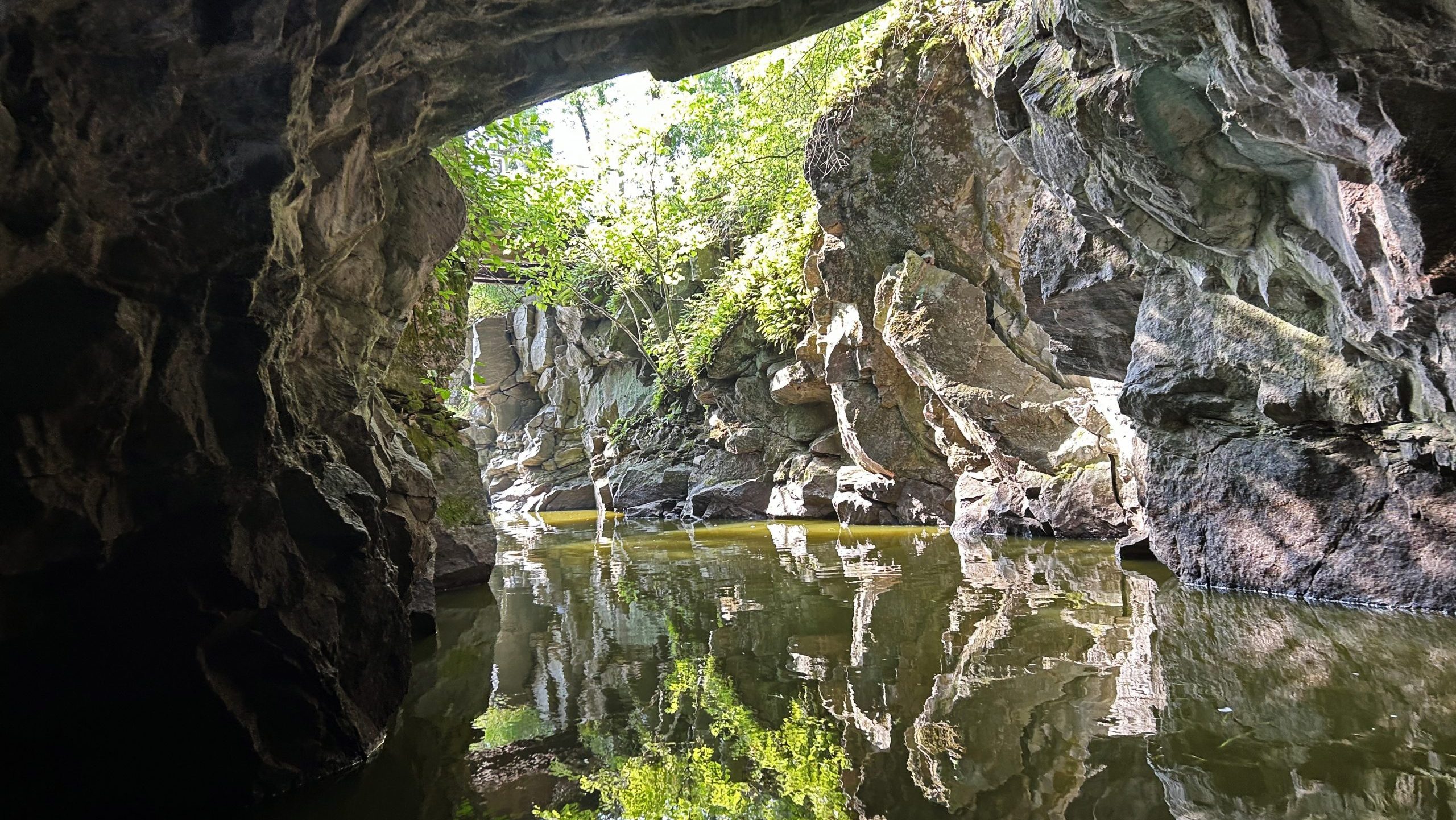 Caddy Lake tunnels attract boaters to eastern Manitoba