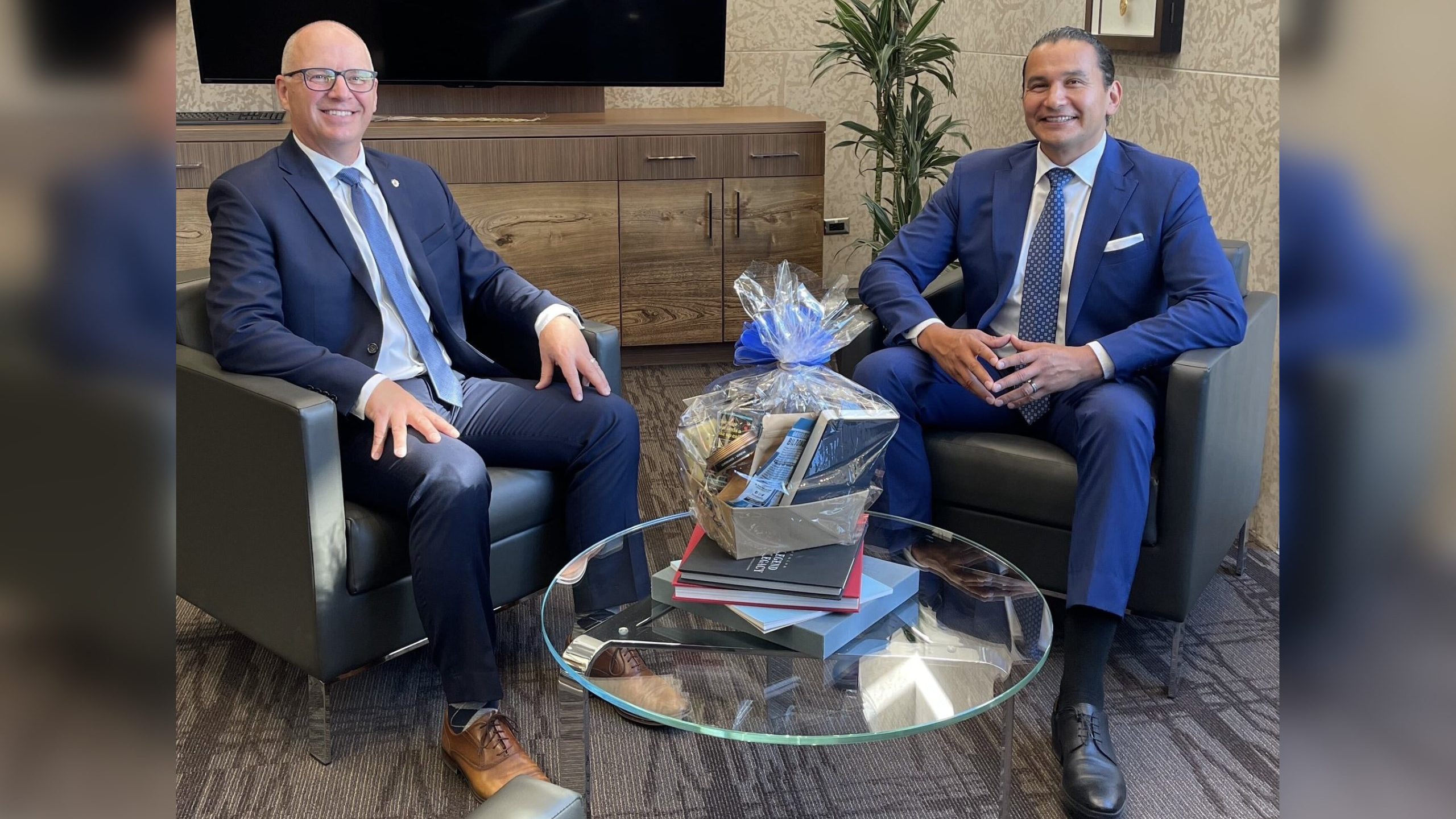 Premier-Designate Kinew meets with Winnipeg Mayor to discuss Winnipeg ...