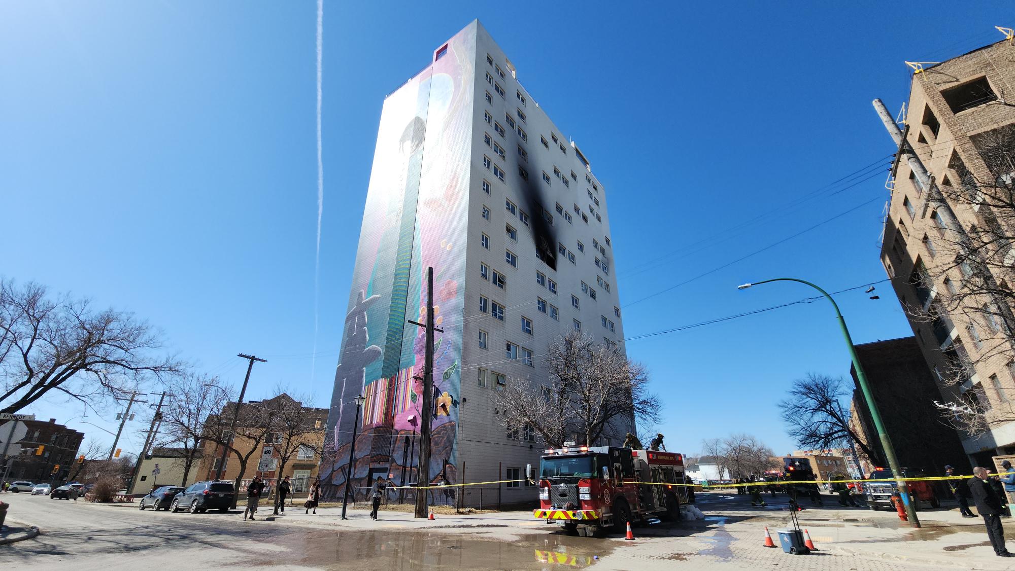 Winnipeg apartment complex fire leaves 1 dead