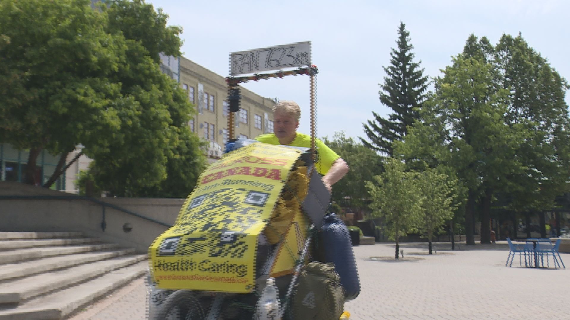 Fellow in Yellow arrives in Winnipeg in cross-country run promoting ...