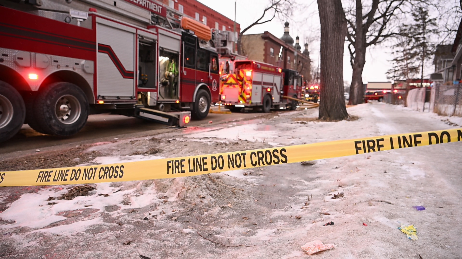 Winnipeg firefighters extinguish blazes at two vacant homes